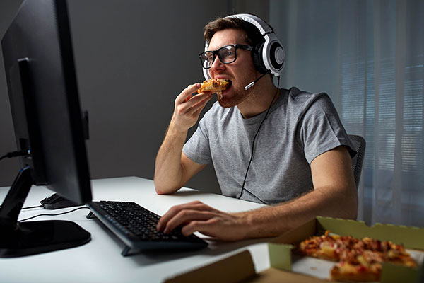 Cosa mangiano i videogiocatori? Ecco la “dieta” del gamer italiano