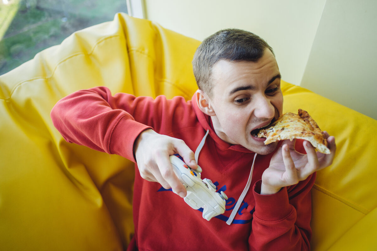 Cosa mangiano i videogiocatori? Ecco la “dieta” del gamer italiano
